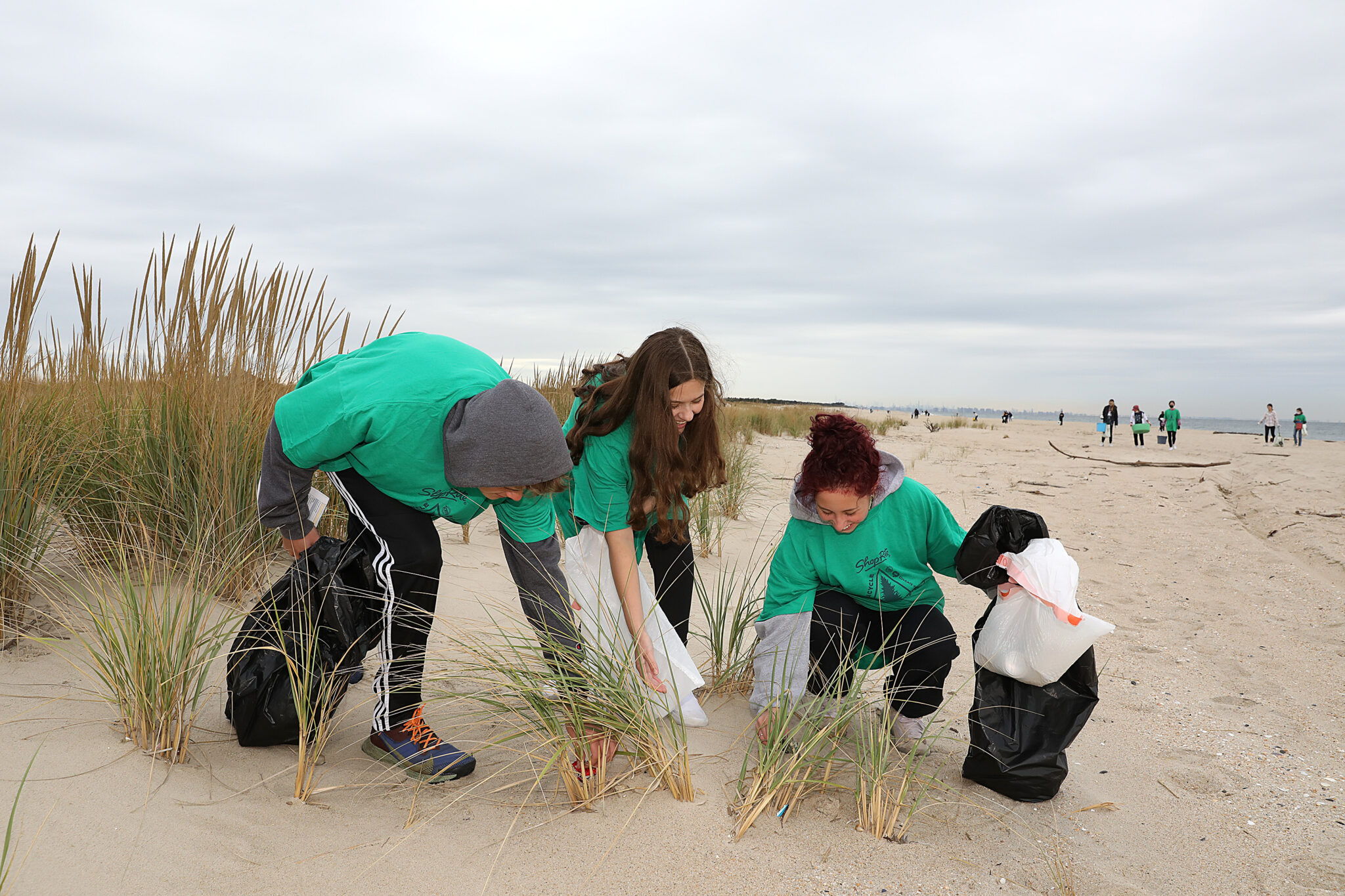 ShopRite and Wakefern Food Corp. Volunteers Clean Up Sandy Hook Beaches ...